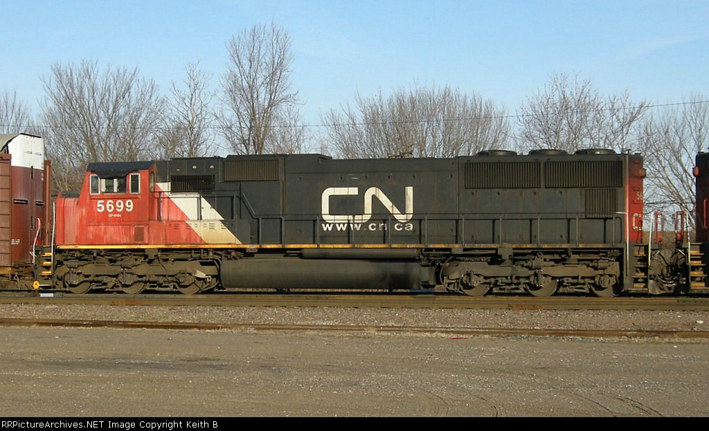 CN 5699 on UP QNPAS 28